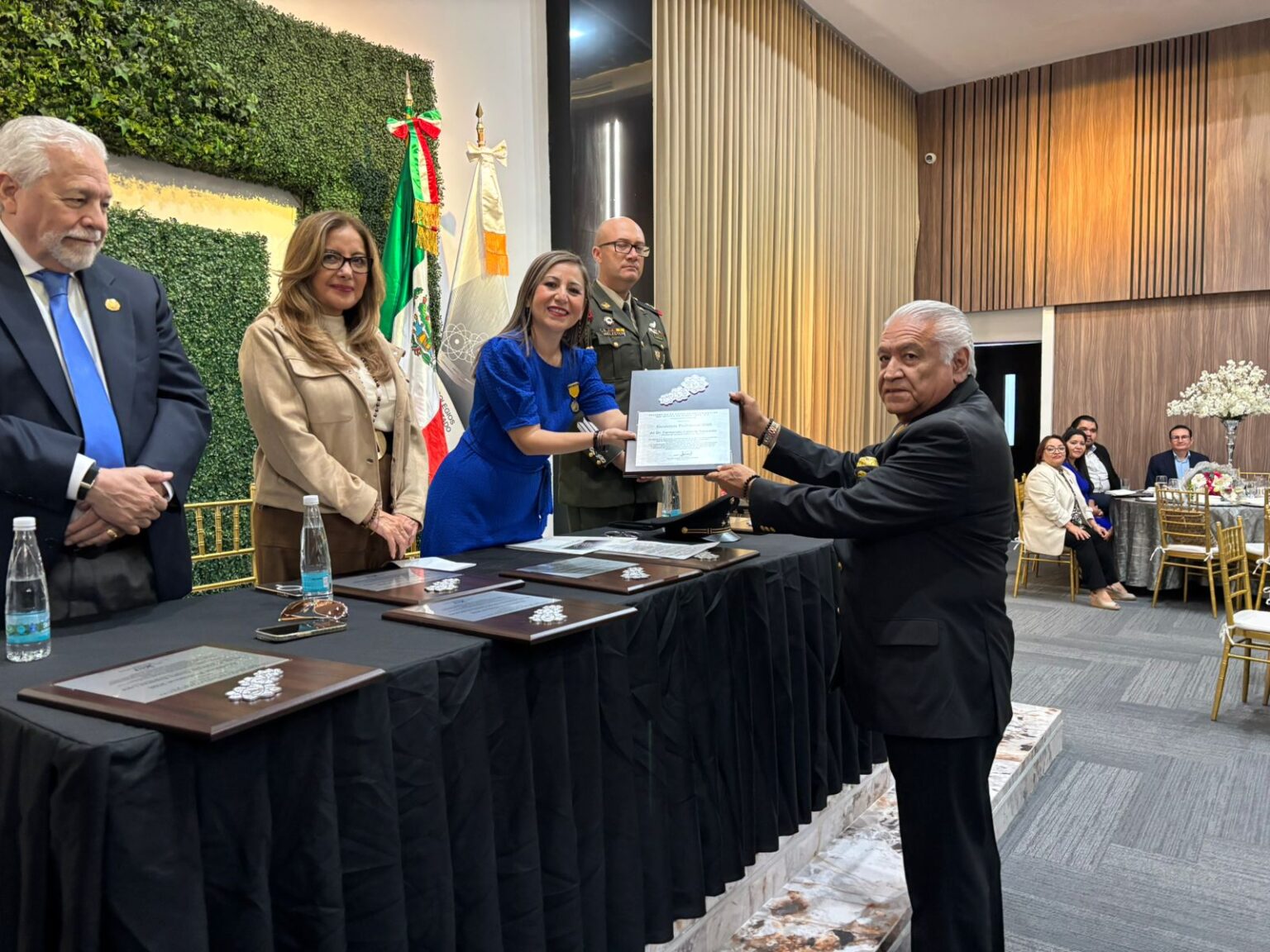 Fernando Castillo Saucedo recibe el galardón Excelencia Profesional ...
